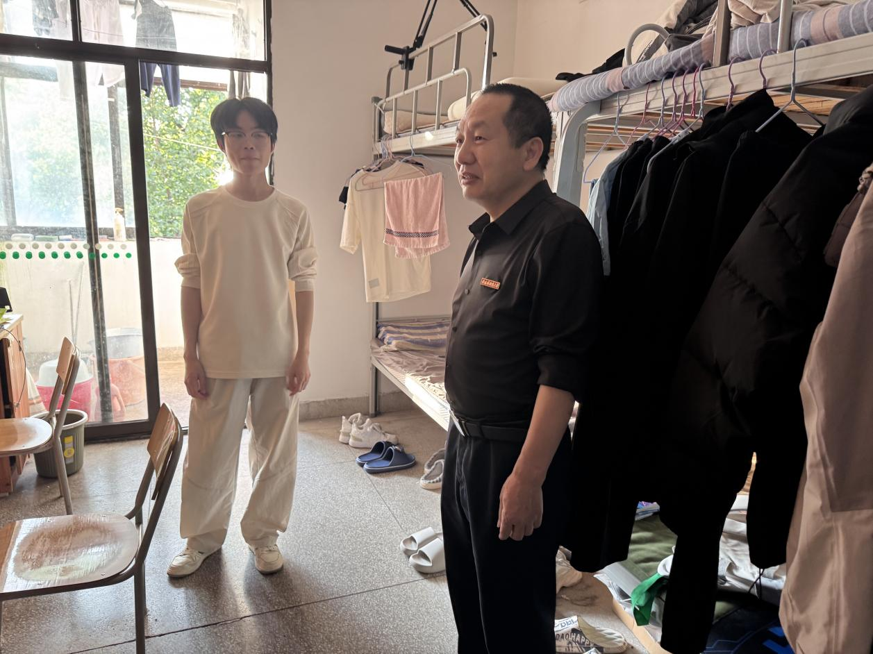 校党委常委、副校长黄勇深入我院开展与学生面对面活动-景德镇陶瓷大学管理与经济学院